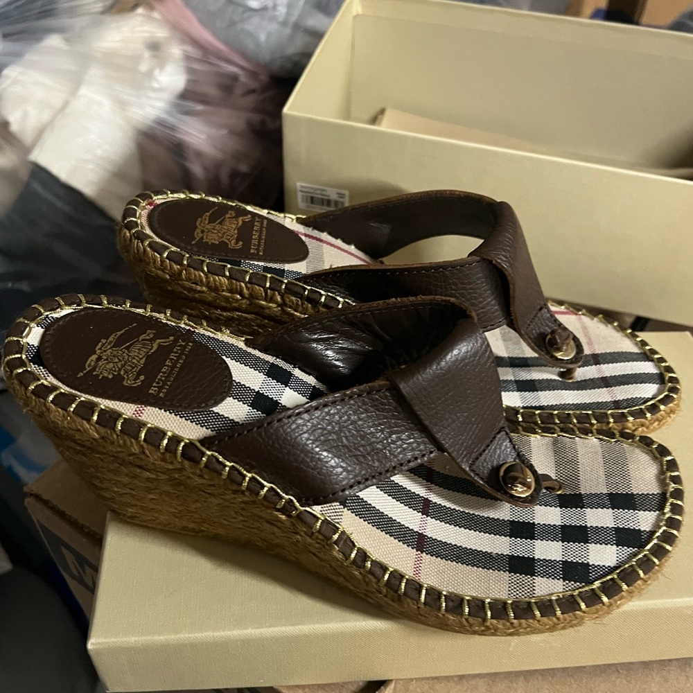 Burberry Leather Printed Wedge Thong Sandal - Gem